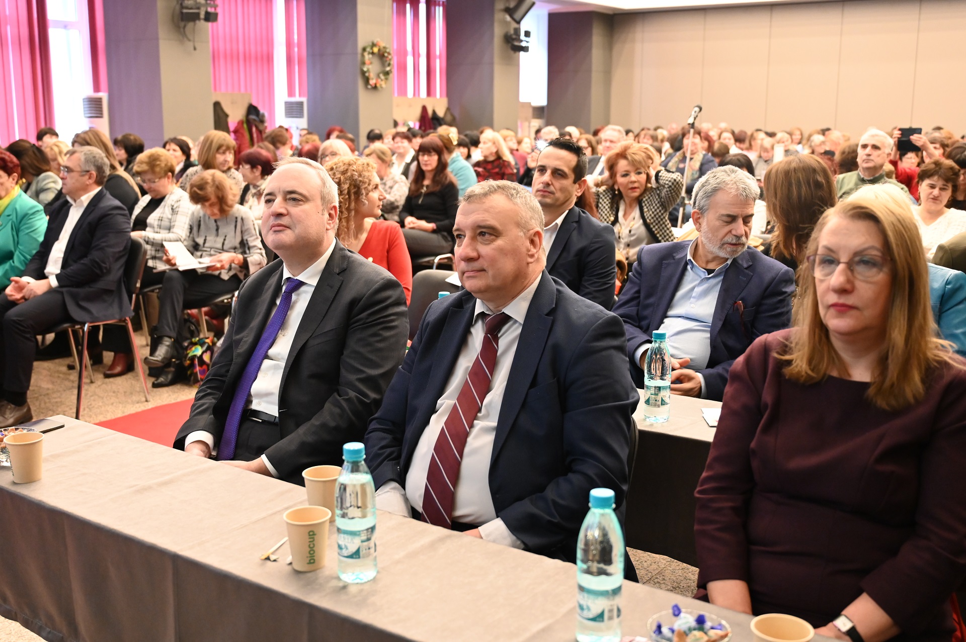 УНСС Синдикатът на българските учители награди ректора на УНСС с